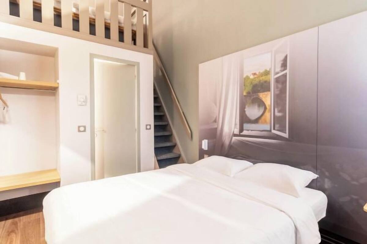 Roupas de cama premium, escrivaninha, cortinas blackout