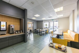 Pequeno-almoço tipo buffet diário mediante uma taxa