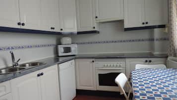 Apartamento, 3 quartos | Cozinha privada | Geladeira grande, micro-ondas, cooktop, cafeteira/chaleira