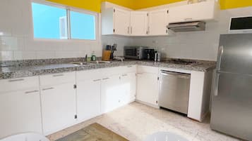 2-Bedroom Apartment | Cozinha privada | Geladeira, micro-ondas, cooktop, cafeteira/chaleira