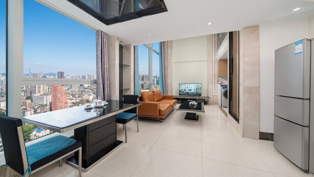 Uma sala de estar moderna com vista para a cidade, área de jantar e cozinha.