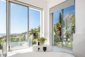 Atlantic View Deluxe Suite | Banheiro | Chuveiro, chuveiro com efeito de chuva, secador de cabelo 