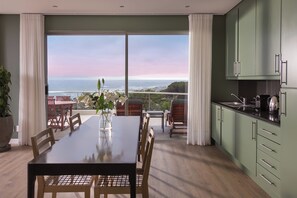 Atlantic View Deluxe Suite | Cozinha privada | Cafeteira/chaleira, chaleira elétrica