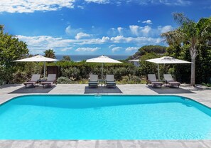 Piscina exterior, guarda-sóis, espreguiçadeiras 