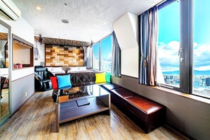 Quarto Twin Royal, não fumadores, cozinha (All you can drink Alcohol, Light Meal) | Cofre no quarto, secretária, cortinas/cortinados opacos 