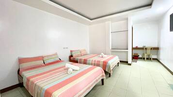 Quarto Quádruplo Deluxe | Secretária, roupa de cama fornecida