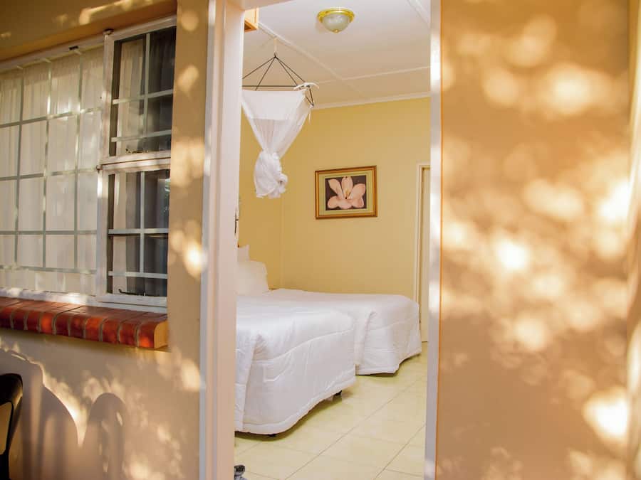 Quarto Twin | Cofre no quarto, com mobília individualizada, secretária