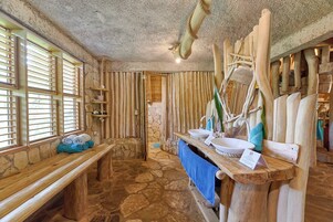 Chalé Superior, 2 quartos, piscina privativa, vista para a piscina | Casa de banho | Um polibã, um secador de cabelo, toalhas fornecidas 