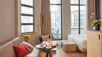 Suite Júnior, terraço | Sala de estar | Televisor LED