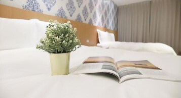 Quarto quádruplo standard, vista para a cidade | Edredons de pluma, frigobar (abastecido com itens grátis), escrivaninha