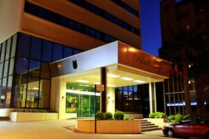 Fachada da propriedade à noite