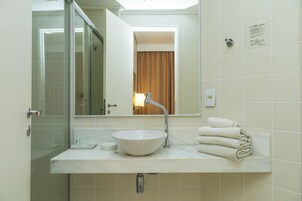 Quarto casal standard | Banheiro | Chuveiro, produtos de toalete grátis, secador de cabelo 