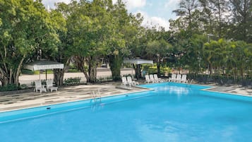 Piscina externa, guarda-sóis, espreguiçadeiras