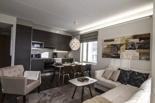 Apartamento Superior, 2 quartos, sauna | 2 quartos, roupa de alta qualidade, cortinas/cortinados opacos