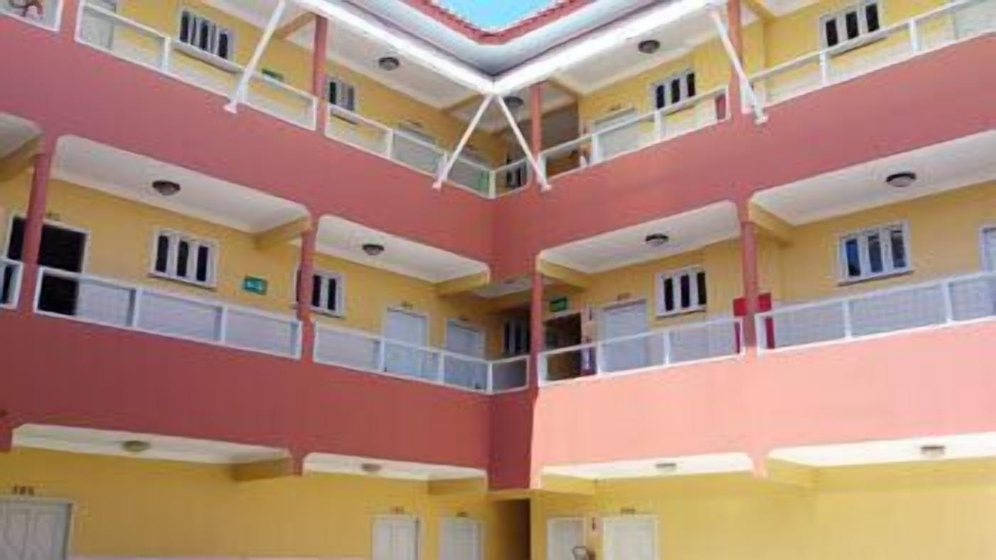 Um edifício com várias andares, varandas e janelas.