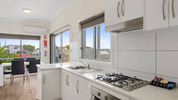 Cabana de Madeira Deluxe, 2 quartos (Sleeps 6) | Cozinha privada | Um frigorífico, um micro-ondas, uma cafeteira/bule