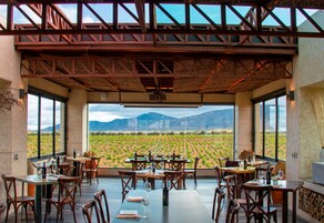 Pequenos-almoços servidos, cozinha local, com vista para a piscina 