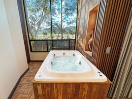 Um polibã, artigos de higiene pessoal grátis, um secador de cabelo 