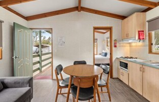 Economy 2 Bedroom Cabin - Sleeps 6 | Sala de estar | Televisor LCD de 32 polegadas com canais por cabo 