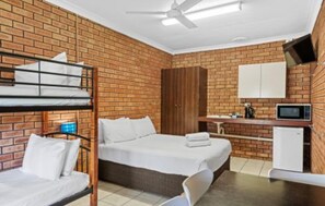 Quarto, várias camas | Wi-fi grátis, roupa de cama fornecida 