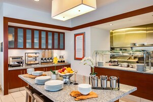 Café da manhã com buffet diário (USD 18 por pessoa) 