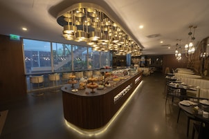 Café da manhã com buffet todos os dias (EUR 22 por pessoa)