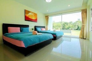 Frigobar, escrivaninha