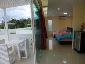 Frigobar, escrivaninha