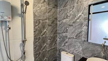Standard building room | Casa de banho | Um polibã, um chuveiro fixo, artigos de higiene pessoal grátis