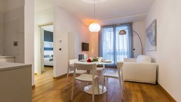 Apartamento Deluxe, terraço | Sala | TV de ecrã plano, leitor de DVD, computador