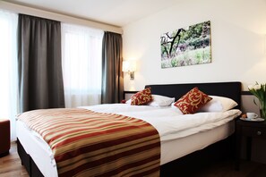 Roupa de alta qualidade, edredões de penas, cofre no quarto, secretária