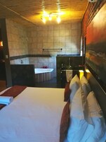 Luxury suite 1st Floor open plan bath. | Vista do quarto