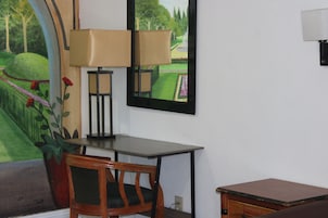 Secretária, cortinas/cortinados opacos, ferro/tábua de engomar