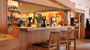 Jantares servidos, com espaço para refeições ao ar livre