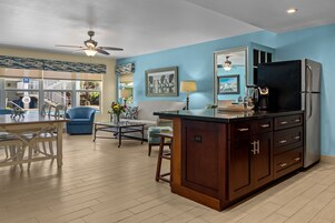 Deluxe 1 Bedroom  | Cozinha privada | Um frigorífico/congelador grande, um micro-ondas, um forno 