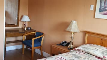 Quarto standard, 1 cama Queen | Escrivaninha, ferros/tábuas de passar roupa, Wi-Fi de cortesia