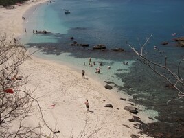 Perto da praia, praia de areia branca 