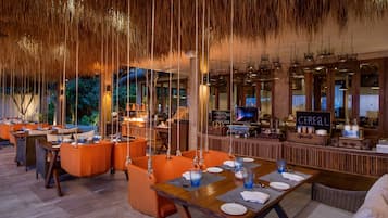 Café da manhã, almoço e jantar; culinária francesa, vistas para a praia