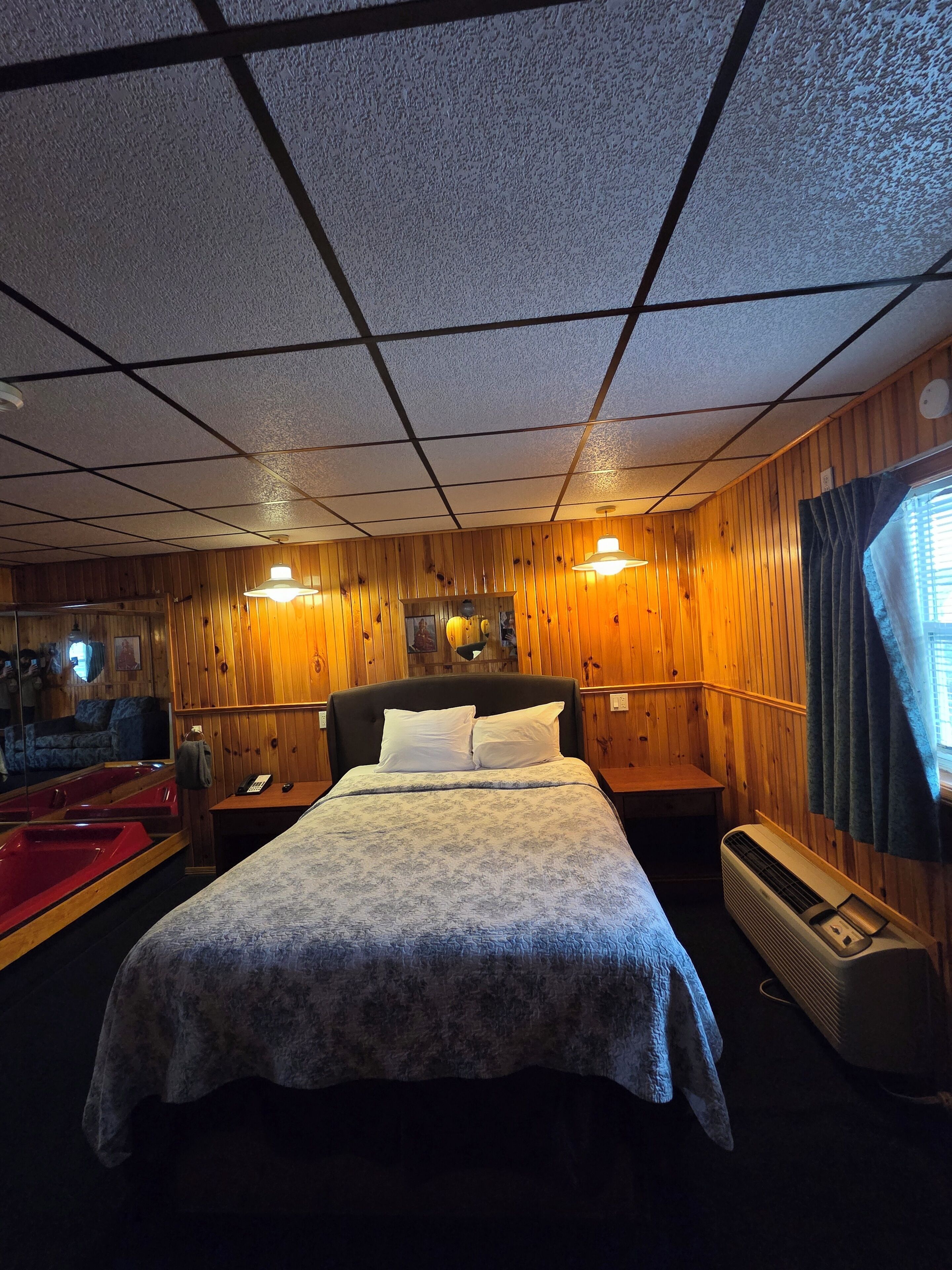 Suite, 1 cama queen-size, banheira de hidromassagem grande | Camas de colchão viscoelástico, Wi-fi grátis, roupa de cama fornecida 