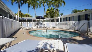 2 piscinas exteriores, guarda-sóis, espreguiçadeiras