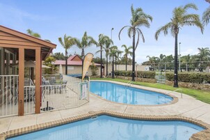Piscina externa, espreguiçadeiras