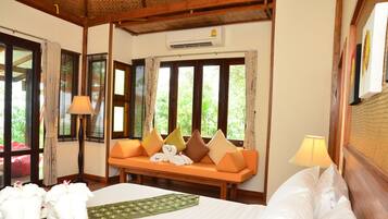 Quarto Deluxe, vista para o mar | Minibar, cofre no quarto, secretária, berços/camas para crianças grátis