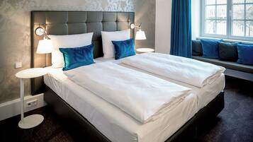 Escrivaninha, quartos à prova de som, Wi-Fi de cortesia, roupa de cama