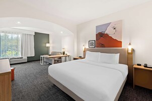 Quarto, 1 cama King e sofá-cama | Área de estar | TV de tela plana