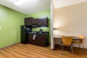 Um frigorífico/congelador grande, um micro-ondas, uma placa de cozinha