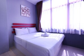 Uma cama bem arrumada com lençóis brancos, cabeceira vermelha e uma obra de arte pendurada na parede.