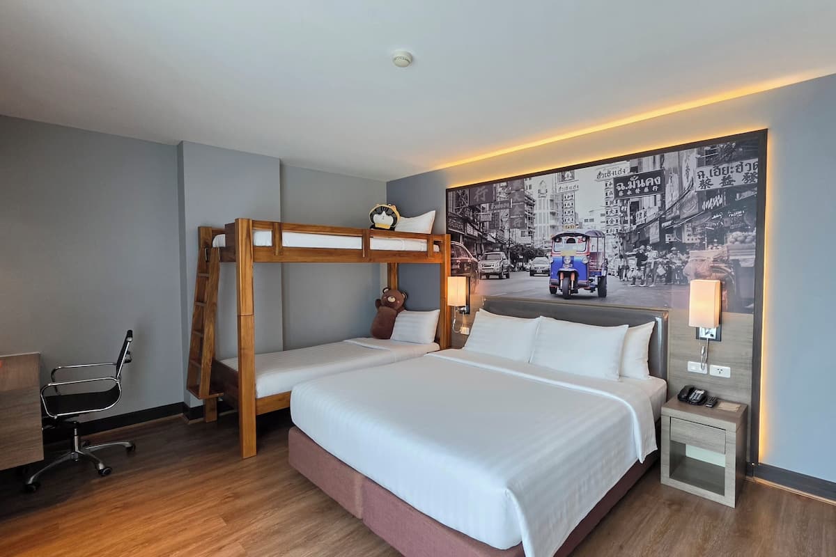 Deluxe with Bunk Bed | Cofre com capacidade para portátil, secretária