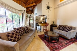 Casa premium | Área de estar | TV de tela plana, escritórios