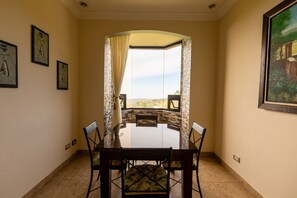 Apartamento | Cozinha privada | Geladeira, micro-ondas, cooktop, cafeteira/chaleira