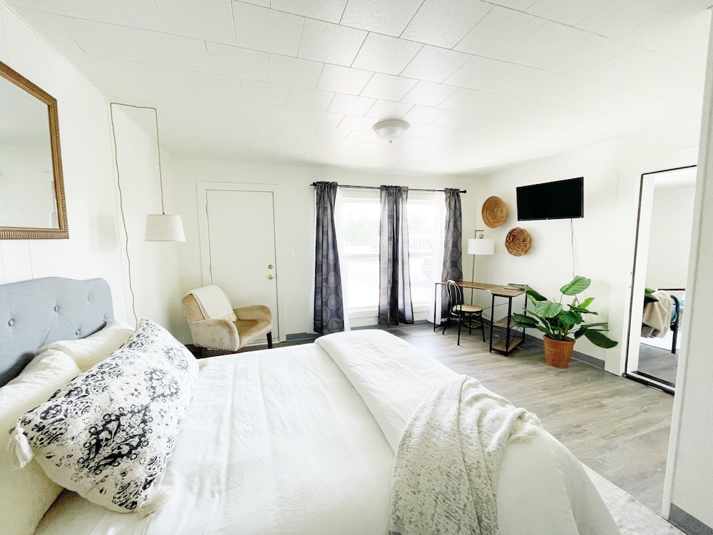 Suite 115 - 1 Bed/2 Bath + Living & Kitchen - Sault Ste. Marie, MI